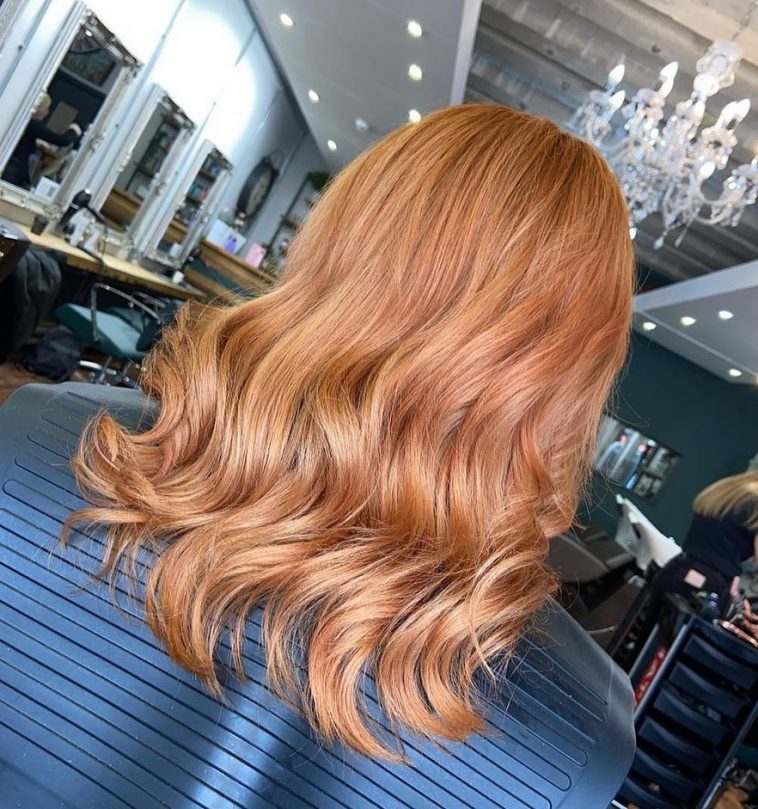 Capelli medi di colore ramato con styling mosso