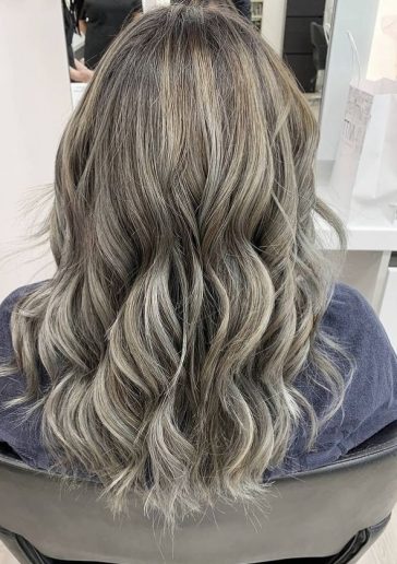 Capelli castano cenere freddo, l'unicità del colore cenere