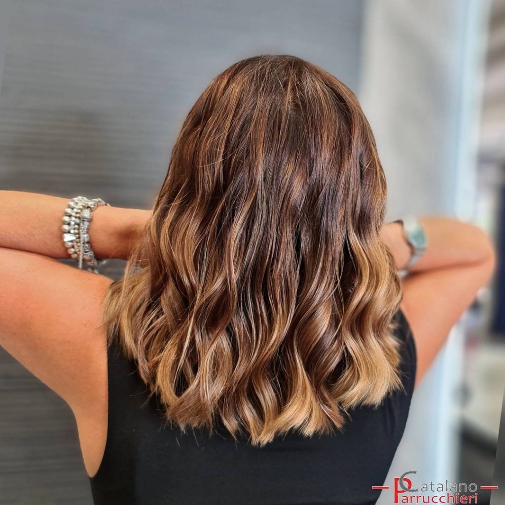 Balayage color caramello su capelli castani
