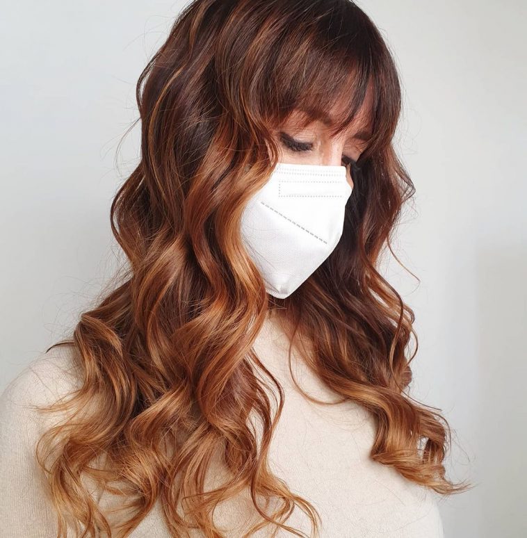 Capelli lunghi con frangia scalata, idea genuina per ragazze