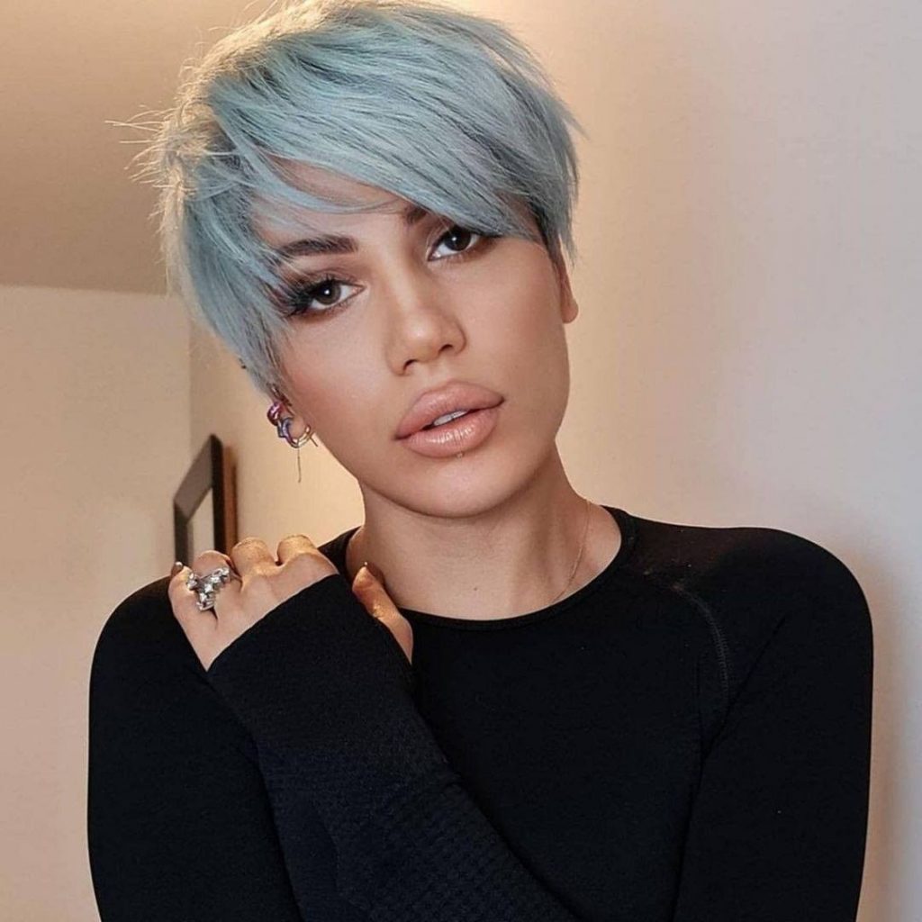 Taglio corto, un pixie cut con colorazione azzurra dallo stile molto ...
