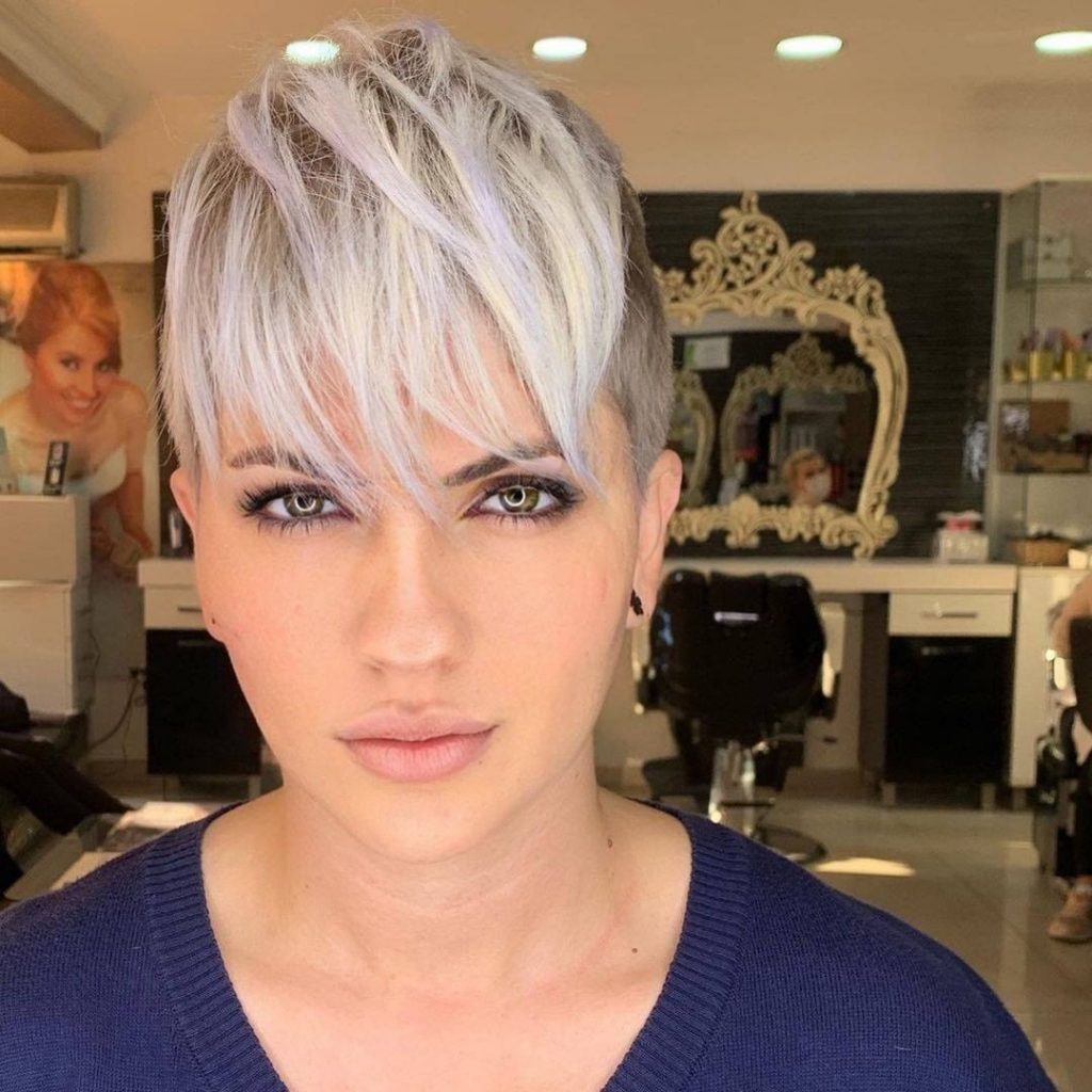 Taglio pixie cut cortissimo, biondo e con ciuffo lungo pettinato ...