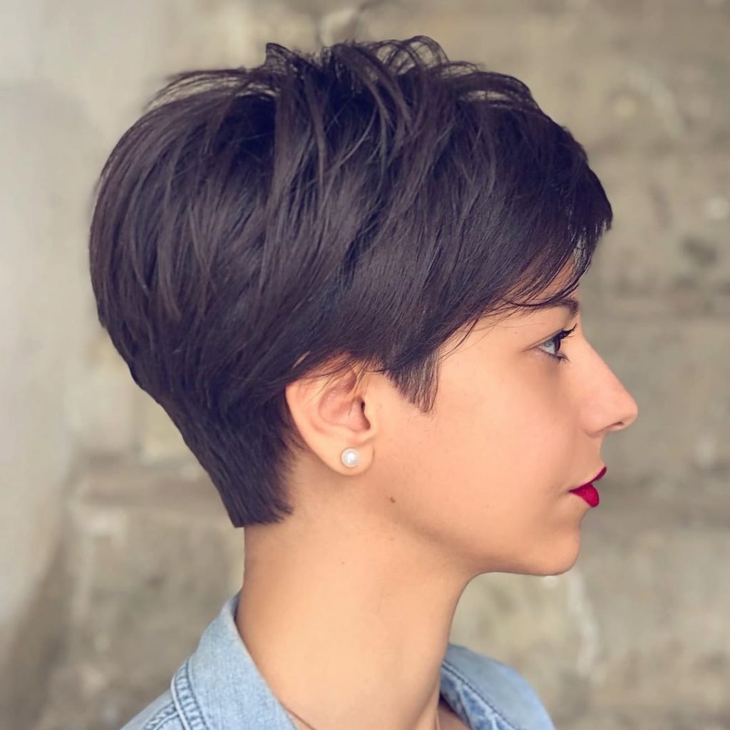 Taglio di capelli molto corto, pixie cut scalato con ciuffo laterale