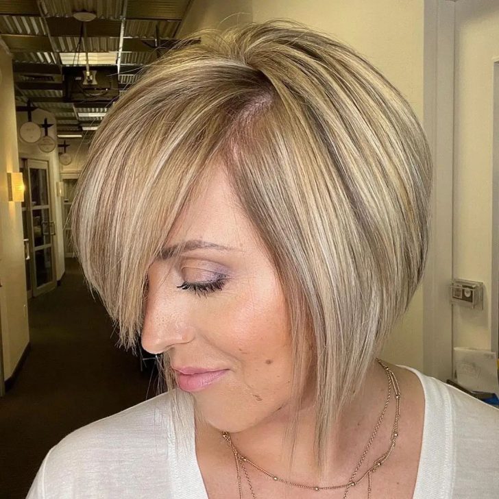 30 tagli di capelli corti, caschetto scalato e con ciuffo presentato in ...