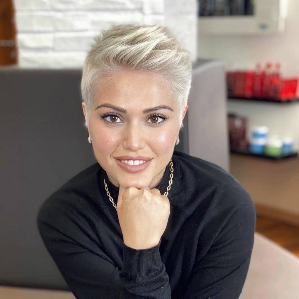 Taglio di capelli molto corto, pixie cut rasato con ciuffo pettinato all'indietro