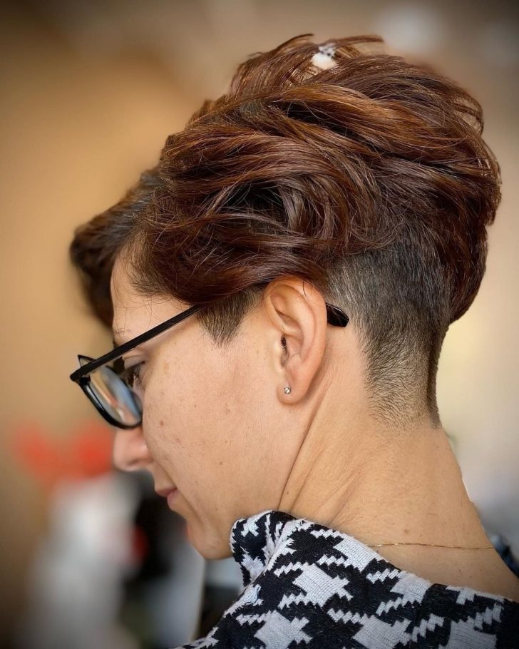 Taglio pixie corto rasato dietro la nuca, ideale per un viso ovale e ...