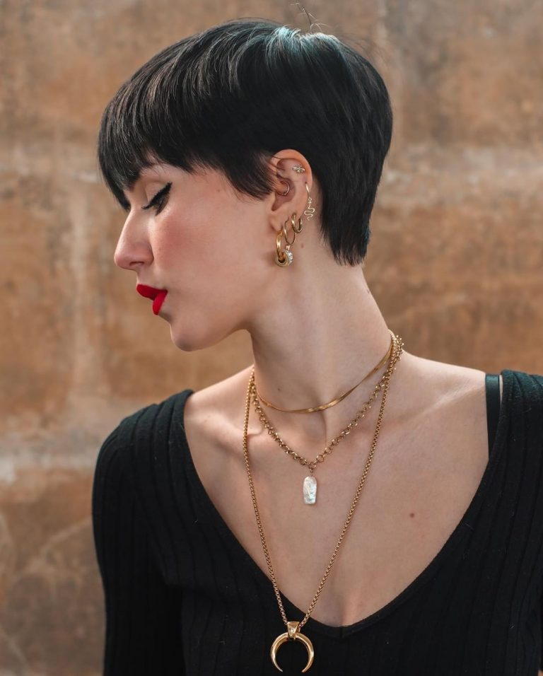 Taglio di capelli corti, un pixie nero corvino con frangia e scalatura