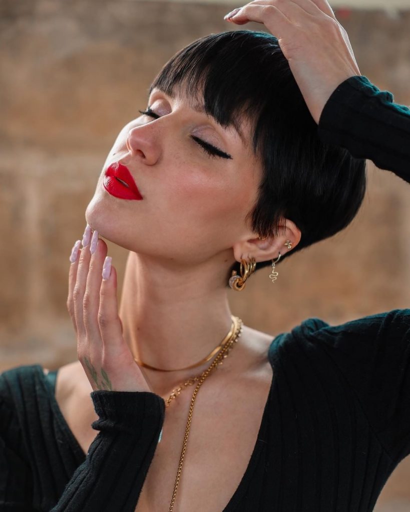 Taglio di capelli corti, un pixie nero corvino con frangia e scalatura