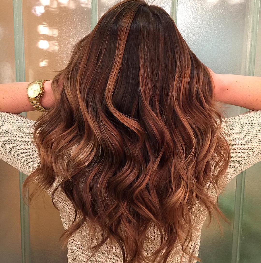 Capelli lunghi con balayage, ecco come applicarlo su capelli mossi per uno stile semplice e ...
