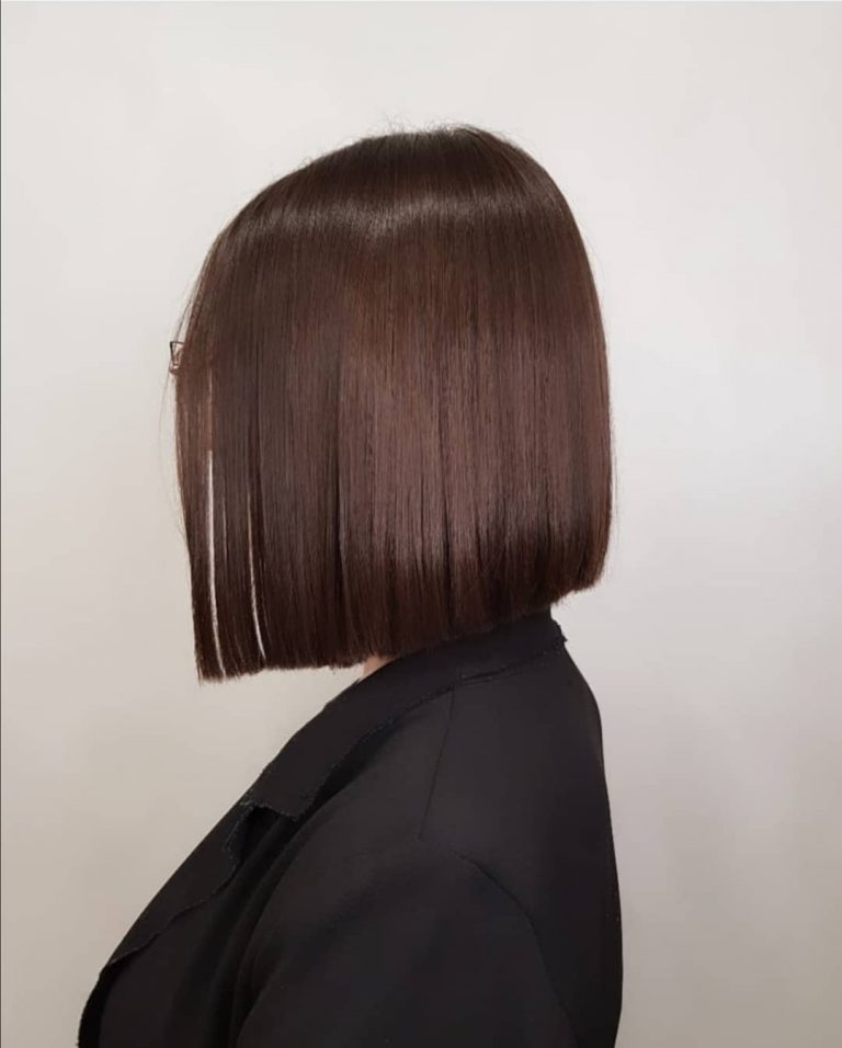 Caschetto castano con sfumature luminose e piega super liscia, le foto ...