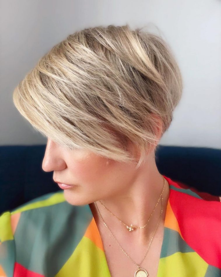 Pixie cut biondo con ciuffo lungo laterale, un taglio comodo, pratico e ...