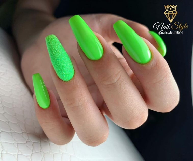 Unghie fluo sfumate: ecco le nail art più belle di questa estate 2022