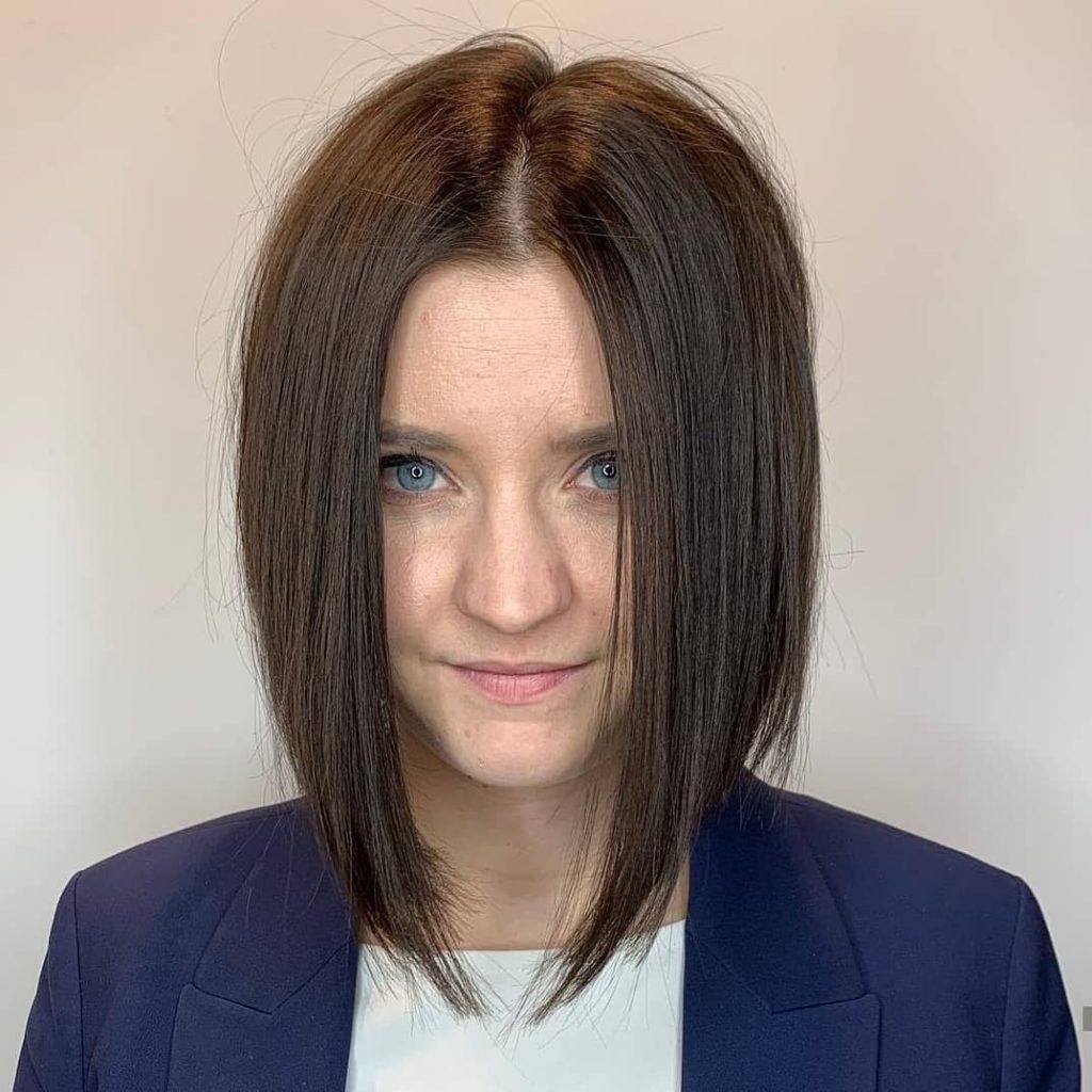 Caschetto corto inverso con riga in mezzo e styling liscio per un look ...