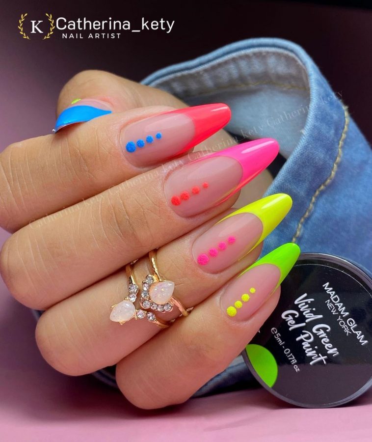 Unghie colorate: Ecco qual è il French multicolor più bello di sempre.