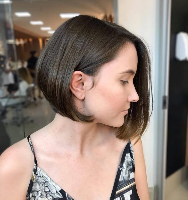 Caschetto corto leggermente più lungo davanti con colorazione castana