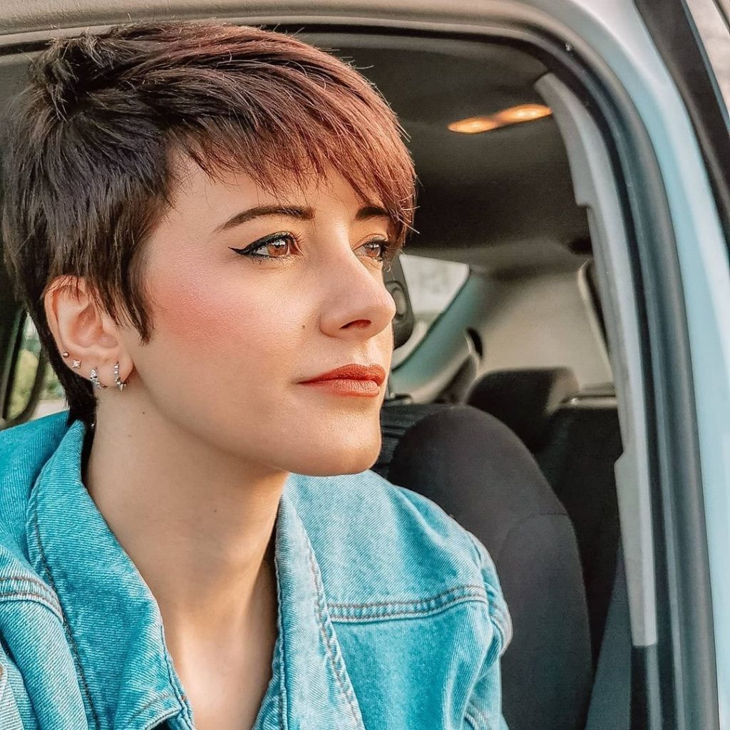 Pixie cut con ciuffo laterale e riflessi color rame, acconciatura ...