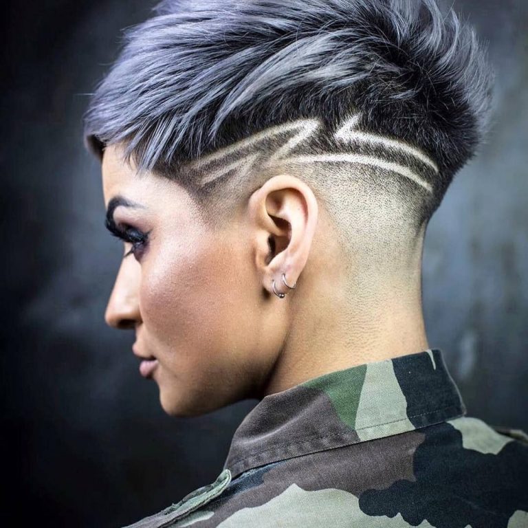 Taglio di capelli cortissimo, un pixie rasato con sfumature lilla e ...