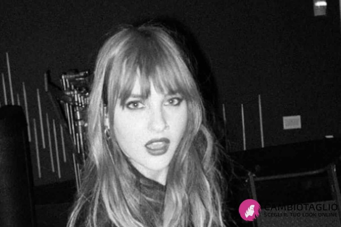 Victoria De Angelis, calze a rete e perizoma: il fondoschiena è da infarto